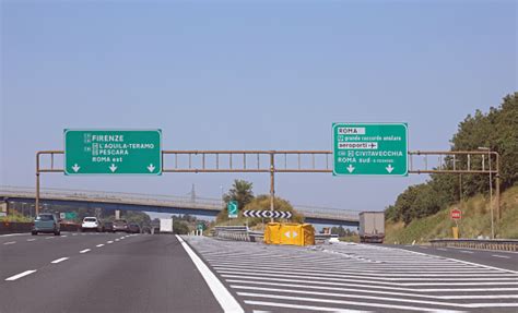 Photo Libre De Droit De Carrefour Avec Panneau Routier Sur Lautoroute