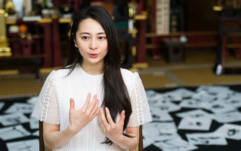 苦労してたどりついた「書」をお仕事にするという生き方――書家・岡西佑奈インタビュー 文春オンライン
