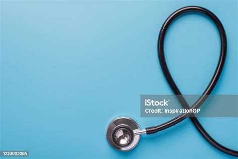 11 월 달 자선 정신 문제 연구 보험 개념 빈 공간이있는 파란색 배경에 고립 된 검은 청진기의 오버 헤드 클로즈업 뷰 사진