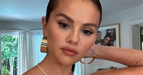 美 최연소 억만장자 셀레나 고메즈 돈 얘기 불쾌 [할리웃통신]