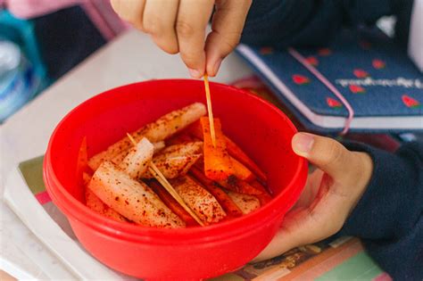 학교에서 고춧가루가 든 건강한 과일 간식을 먹는 여학생 6 7 살에 대한 스톡 사진 및 기타 이미지 6 7 살 가루 설탕 개발 Istock