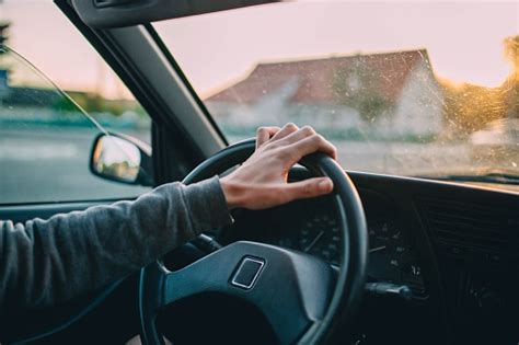 여름의 당일 치기 여행에서 차의 스티어링 휠에 드라이버의 손 계기판 차량 부분에 대한 스톡 사진 및 기타 이미지 계기판 차량 부분 고속도로 교통 Istock