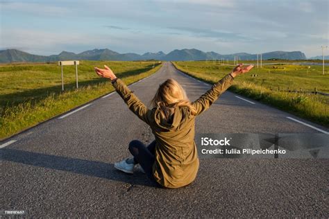 금발 머리빈 도로를 가진 여자 기다리는 소녀 새로운 방법을 검색합니다 히치하이킹 여행 여행 모험 자유감 라이프 스타일을 즐길 수