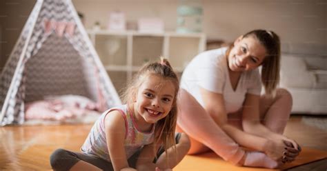 우리는 동일하기 때문에 모두 함께 할 수 있습니다 엄마와 딸이 일하는 운동 사진 Unsplash의 아이들 호흡 이미지
