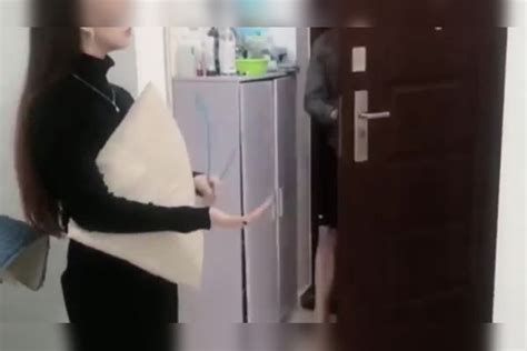 难怪这次回家晚了有恃无恐，当小伙脱衣服瞬间，媳妇差点给跪了