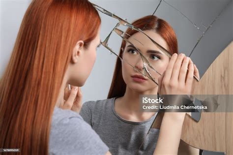 깨진 거울 근처에서 정신적 문제로 고통받는 슬픈 젊은 여자 여자에 대한 스톡 사진 및 기타 이미지 여자 금이 간 깨짐 Istock