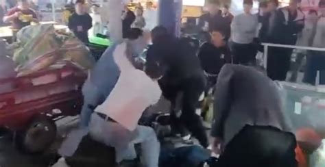 河南新郑两男子酒后骚扰女孩还打家长 警方：两人均被行政拘留腾讯新闻