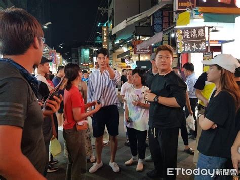 獨家／2pm玉澤演人在逢甲夜市！緊牽長髮正妹⋯路人尖叫包圍 Ettoday星光雲 Ettoday新聞雲