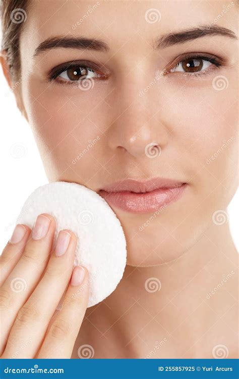 La Piel Perfecta Lleva Tiempo Retrato Recortado De Una Bella Joven Exfoliando Su Rostro Contra