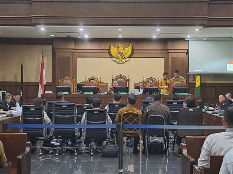 Ikuti Kemauan Eks Dirut Bakti Dalam Lelang Proyek BTS Hakim Semprot