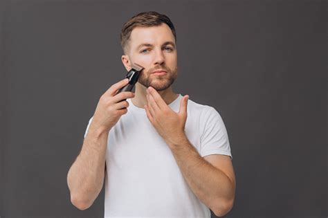 수염 머리 트리머 초상화 또는 욕실 루틴을 가진 행복한 남자 면도 스킨케어를 위한 그루밍 얼굴 청소 얼굴 성장 유지 관리 또는 회색 배경에 스튜디오 사람의 행복 30 34