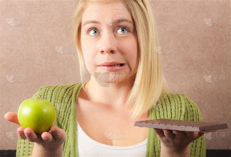 女人 巧克力 苹果 平衡折角灯 在之间 青苹果 金色头发 美 饮食 不确定