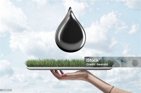 푸른 하늘 배경에 검은 기름 방울녹색 잔디 보드를 들고 여성 손 3차원 형태에 대한 스톡 사진 및 기타 이미지 3차원 형태 가솔린 검은색 Istock