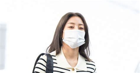 사진 트와이스 지효 배꼽 살짝 드러낸 가디건 패션 조선비즈