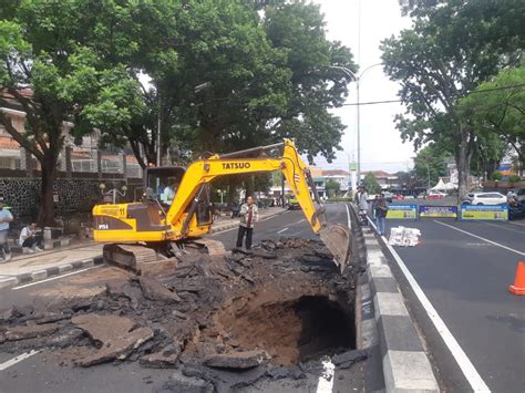 Ambrol Sedalam 5 Meter Jalan Bandung Kota Malang Ditutup Sementara