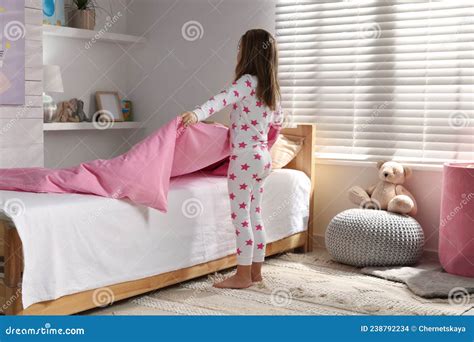 Ni A Linda Haciendo Cama Foto De Archivo Imagen De Descalzo