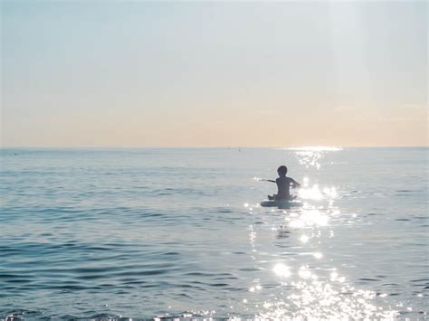 Un Chico Lindo Joven En Sap Surfeando Un Chico Está Flotando En Un Tablero En El Agua Un Estilo