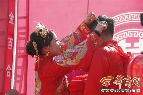 中 전통 결혼식의 이색 볼거리 쌀자루 밟기 화로 넘기 맞절 18
