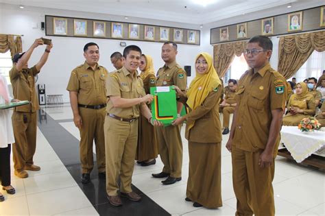 Pemprov Sumbar Serahkan SK Kenaikan Pangkat Periode Oktober