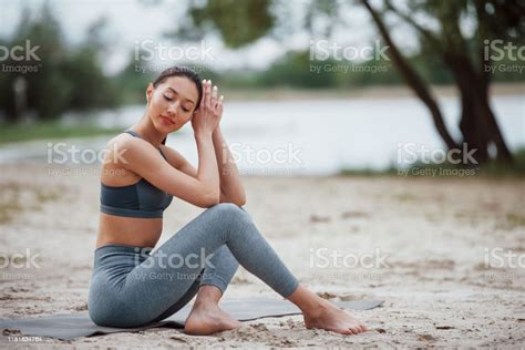 운동을 위한 준비 갈색 머리 와 좋은 몸 모양 에 스포츠 옷 있다 피트 니스 일 에 A 바닷가 갈색 머리에 대한 스톡 사진 및