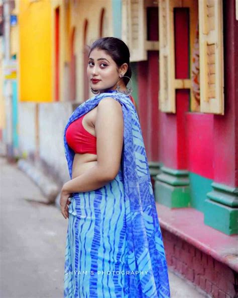 Kolkata Saree Model Soumi Saha Chubby Navel Photoshoot Photos