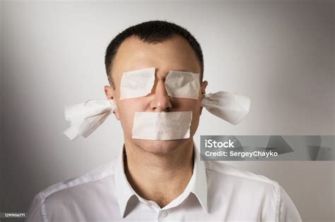 눈 입 귀를 가진 남자가 그림 테이프로 봉인되었습니다 진실을 말하는 두려움의 주제에 대한 개념 개념에 대한 스톡 사진 및 기타