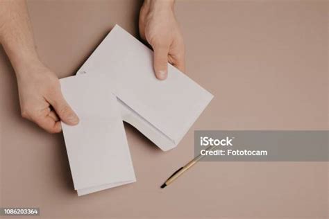 남자 회색 배경에 봉투와 함께 그의 손에 실물 편지 또는 엽서 보유 받기에 대한 스톡 사진 및 기타 이미지 받기 편지 문서 우편 Istock