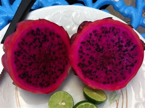 Красный фрукт с черными семечками 64 фото