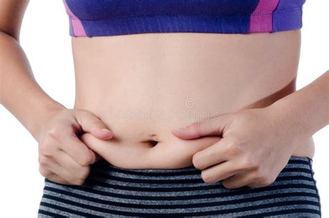 Lo Stomaco Nudo Della Donna Di Clsoeup Che Sta Su Afferrando Sulle