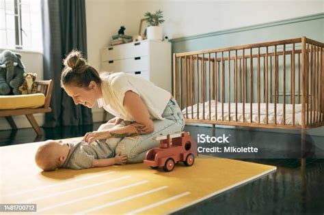 보육원에서 놀고 웃고 유대감을 형성하고 엄마와 아기가 놀고 집에서 함께 즐거운 시간을 보내십시오 행복한 가족 사랑 성장 및 바닥에 간지럽히는 엄마와 함께 청소년 아이의