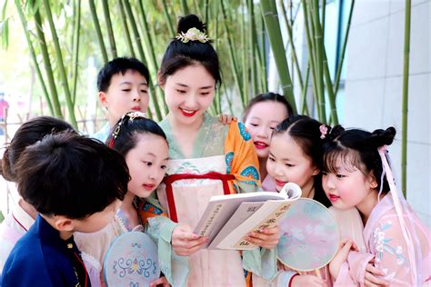 穿汉服玩“穿越”！这所学校让师生“沉浸式”体验传统文化诗词实验郑州