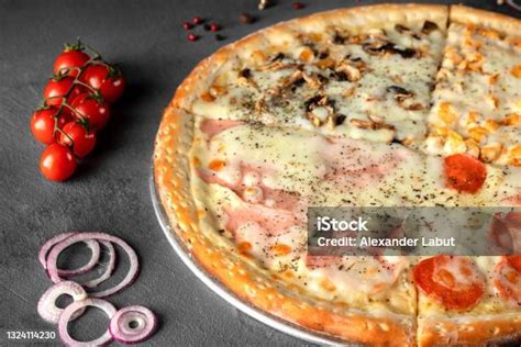 치즈 햄 버섯 토마토 양파 그레이 테이블에 페퍼로니 소시지를 곁들인 이탈리아 피자 사계절 클로즈업 4가지 개체에 대한 스톡 사진 및 기타 이미지 Istock