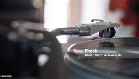 비닐 레코드 음악에서 연주하는 클래식 빈티지 비닐 레코드 플레이어의 헤드 쉘 카트리지와 스타일러스에 중점을 둡니다 0명에 대한 스톡 사진 및 기타 이미지 Istock