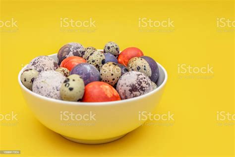 여러 가지 빛깔의 부활절 달걀 닫기 부활절을위한 밝은 색깔의 닭 달걀 노란색 배경 인사말 카드 텍스트 장소 0명에 대한 스톡