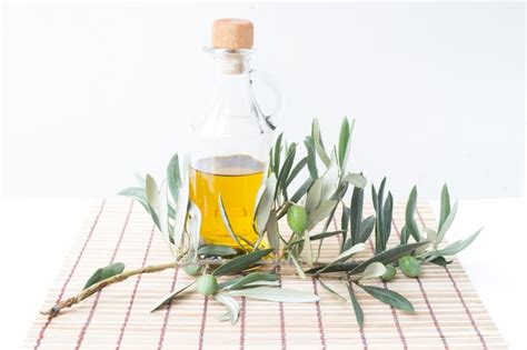 Botella De Vidrio De Aceite De Oliva Foto Gratis