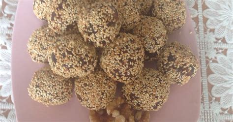 طريقة عمل كرات التمر بالجوز والسمسم على اصولها بطريقة سهلة وسريعة من اﻡ