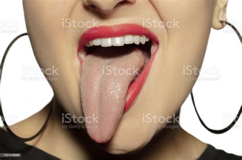빨간 입술로 입을 열고 흰색 배경에 고립 된 긴 큰 거대한 혀를 보여주는 미소 소녀 미친 매력 클로즈업 개념에 대한 스톡 사진