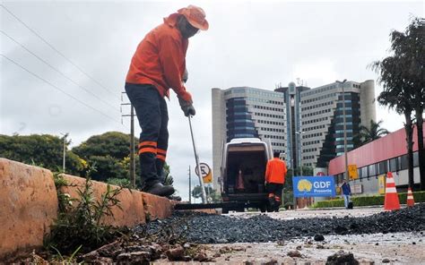 Equipes Usam 20 Toneladas De Asfalto Para Cobrir Buracos Misto Brasília