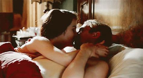 Couple Kissing Bedroom S Tenor