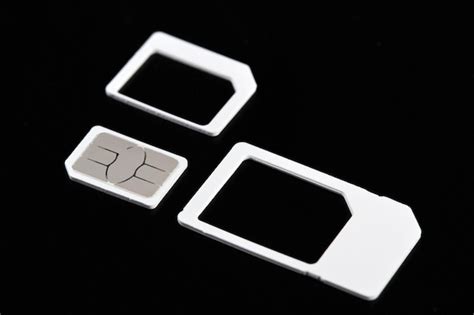 Tarjeta Nano Sim Extraída De Adaptadores De Tarjeta Sim Sobre Fondo
