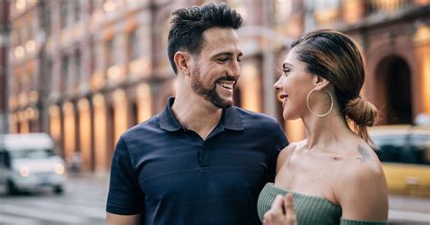 Si Una Mujer Se Siente Secretamente Atraída Por Ti Mostrara Estas 7
