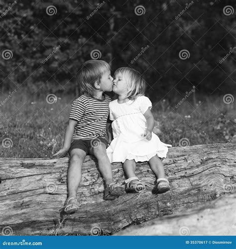 Menino Que Beija Uma Menina Imagem De Stock Imagem De Exterior Amor