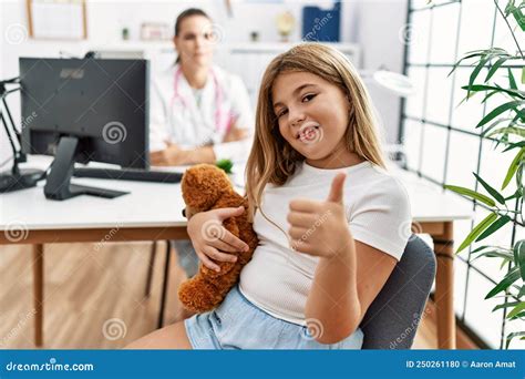 Blonde Kleine M Dchen In Der Kinderklinik Mit Weiblicher Rztin L Cheln Gl Cklich Und Positiv