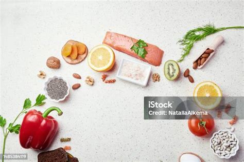 건강한 낮은 포드맵 성분 해어 야채 및 과일 견과류 채소 콩 계란 아마씨 치아씨드 중앙에 복사 공간이 있는 Fodmap 지중해식 식단 플랫 레이 개념에 대한 스톡 사진 및