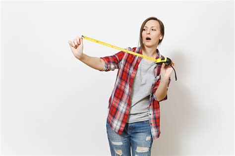 영 캐주얼 옷 흰색 배경에 고립 측정 테이프를 들고 아름 다운 여자를 염려 한다 악기 재건축 아파트 룸 액세서리입니다 수리 가정 개념입니다 광고 영역입니다 Diy에 대한