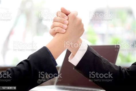 일 하는 사람들의 최대 7 손으로 조립 기업 회의 표시 기호 조인 강제로 팀워크 품질 및 팀웍과 비즈니스에서 효과적인 직원 개념
