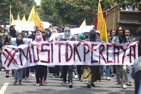 Unjuk Rasa Mahasiswa Kediri Tolak Cipta Kerja Antara Foto