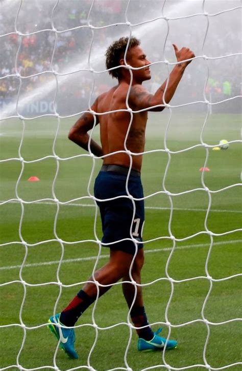 Neymar sem camisa em várias fotos MENINOSmalvados