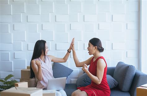 중소 기업 여성 소유자 그들 손과 집에서 일 하는 사무실 성공 Upentrepreneur 중소 기업 온라인 비즈니스를 인상 2