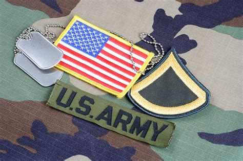 미국 육군 개인 일등 계급 패치 분기 테이프 플래그 패치 및 숲 위장 제복에 개 태그 Us 우드랜드 위장 무늬에 대한 스톡 사진 및 기타 이미지 Us 우드랜드